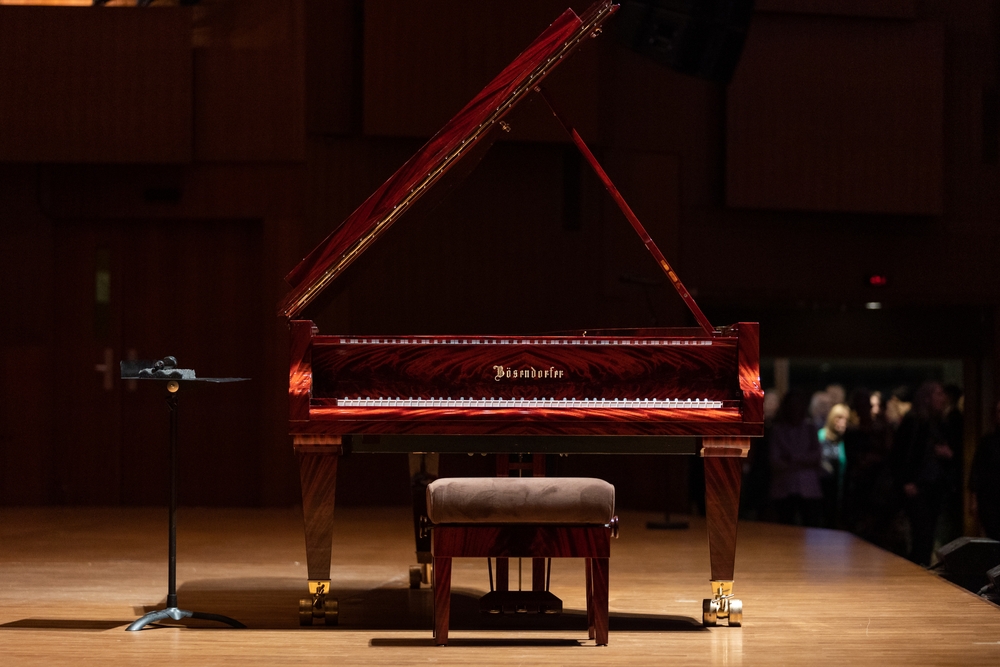 Maestro Schiff delighted the crowded Lisinski with his playing ...