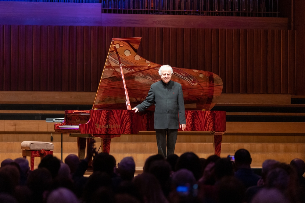 Maestro Schiff delighted the crowded Lisinski with his playing ...